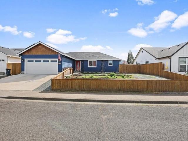 513 Barnum Dr, Phoenix, OR 97535