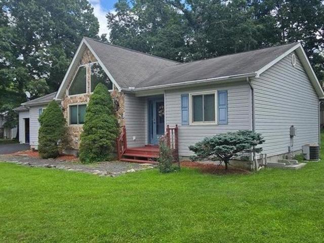 513 Gandolf Rd, Tamiment, PA 18371