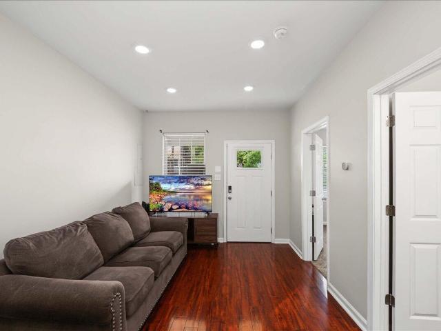 513 E 7th St Street