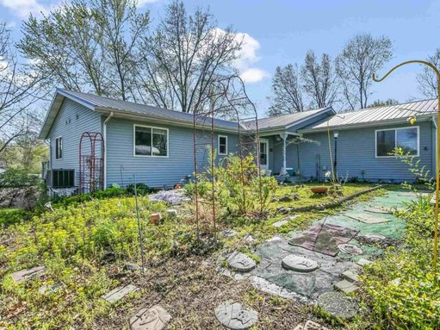 513 N 3rd St, Riverton, IL 62561