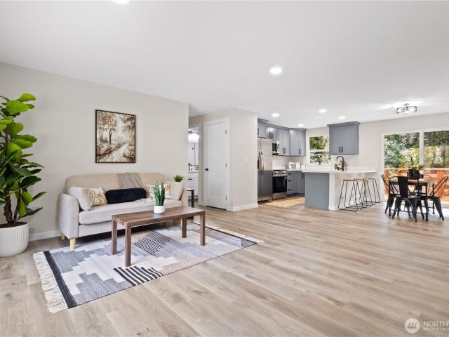 513 NE Cottonwood Drive