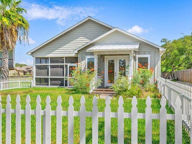 513 Traylor Blvd, Rockport, TX 78382