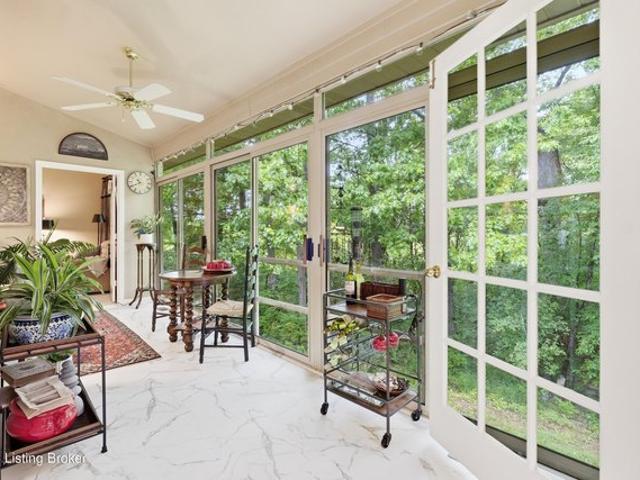 513 Village Lake Dr, Louisville, KY 40245