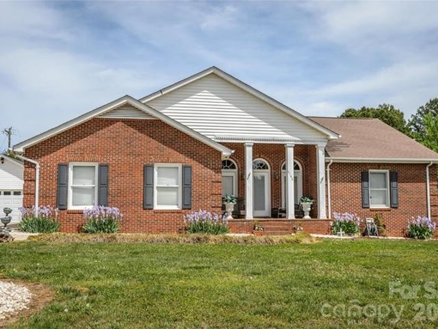 5146 Olde School Dr, Hickory, NC 28602