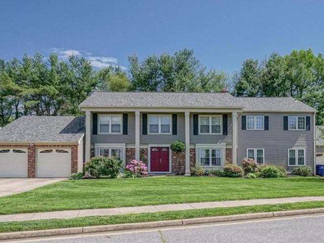 514 Meadow Ct, Mount Laurel, NJ 08054