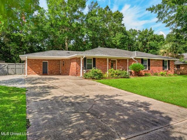 514 Sunset Dr, Bay Saint Louis, MS 39520