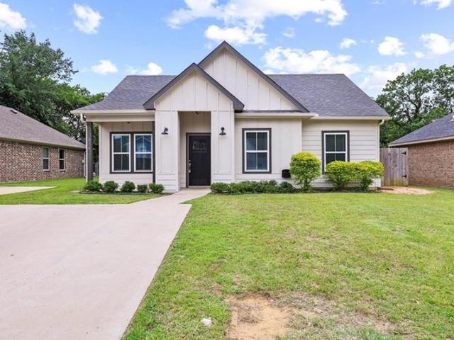 514 W Hull St, Denison, TX 75020