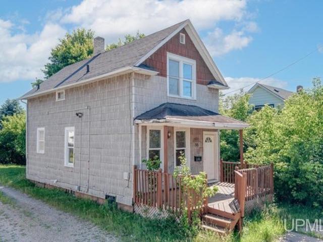 515 7th St, Iron Mountain, MI 49801
