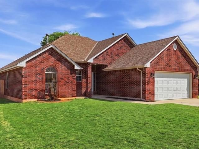 515 E Greenwood Ln, Mustang, OK 73064