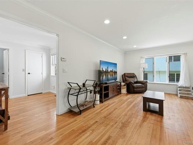 515 High St Apt 18, Port Jefferson, NY 11777
