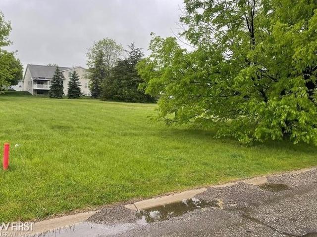 5160 Sandalwood Dr, Grand Blanc, MI 48439