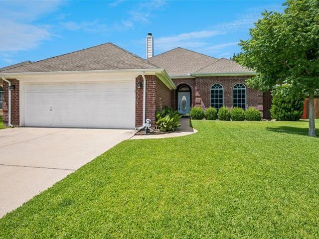 516 Hazelnut Ct, Saginaw, TX 76179