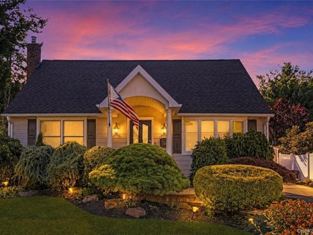 516 Heathcliff Dr, Seaford, NY 11783