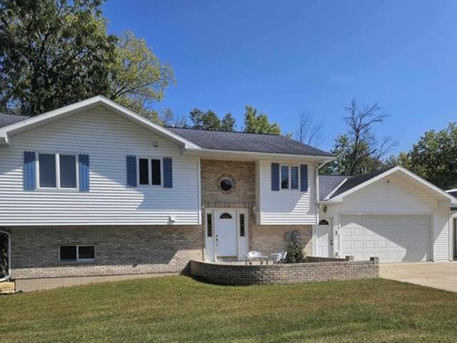 516 N East St, Blue River, WI 53518