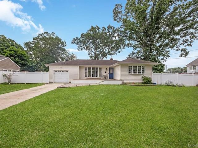 516 Shade St, North Babylon, NY 11703
