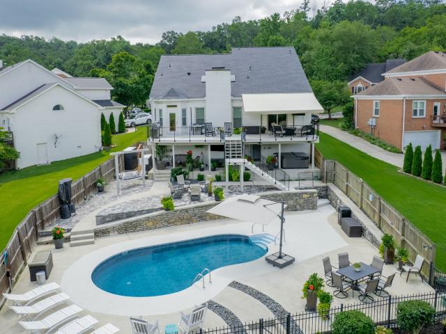 516 Stratford Ct