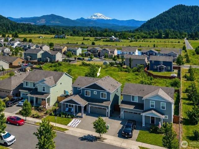 516 Petersen Dr E, Enumclaw, WA 98022