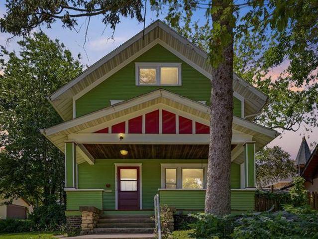 516 W 11th St, Cedar Falls, IA 50613