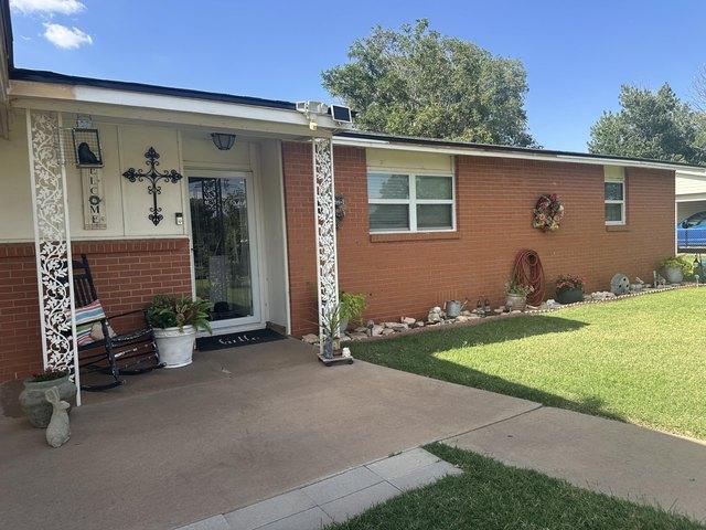 516 W 1st St, Hale Center, TX 79041