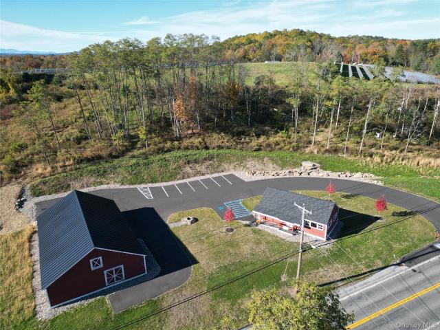 517 521 Salt Point Turnpike