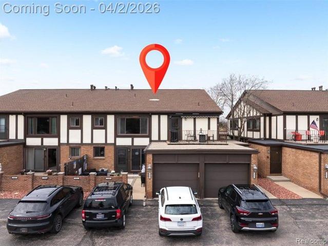 517 Country Club Dr, Saint Clair Shores, MI 48082