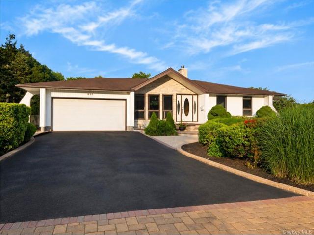 517 Ocean Ave, Oakdale, NY 11769