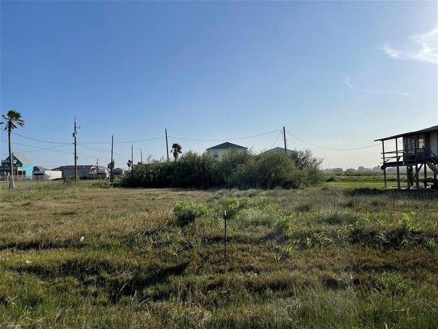 517 Olive St, Surfside Beach, TX 77541
