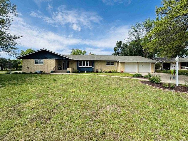 517 Lafayette St, Clay Center, KS 67432