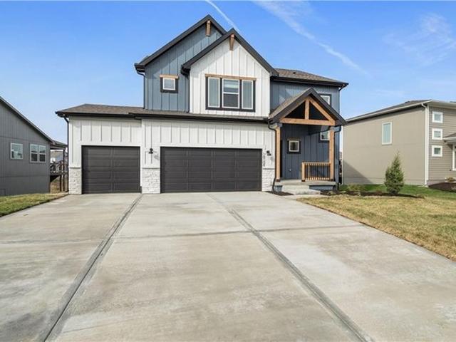 517 SW Amara Dr, Blue Springs, MO 64064