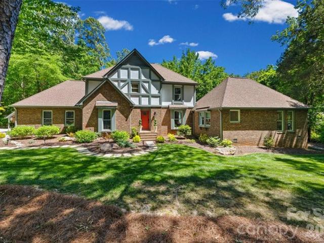 517 Raintree Dr, Matthews, NC 28104