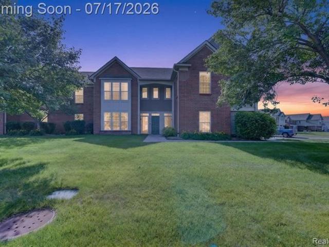 51844 Adler Park Dr E, Chesterfield Township, MI 48051