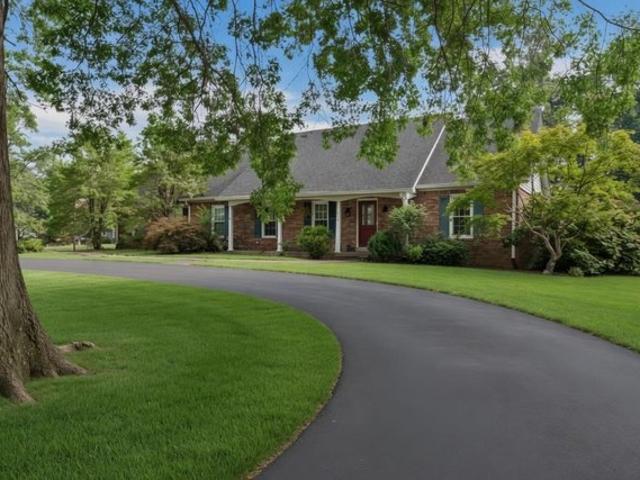 518 Drakesborough Dr, Bowling Green, KY 42103