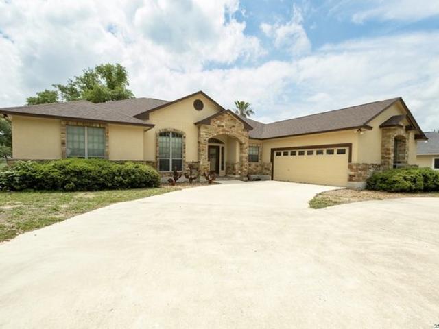 518 Jack Nickolaus Dr, Devine, TX 78016