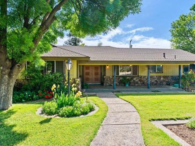 518 N Academy Ave, Sanger, CA 93657
