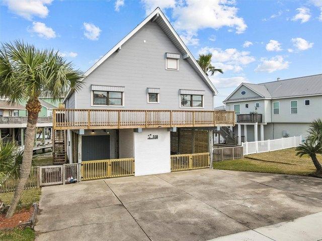 518 Paradise Dr, Tiki Island, TX 77554