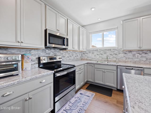 518 Williamsburg Dr