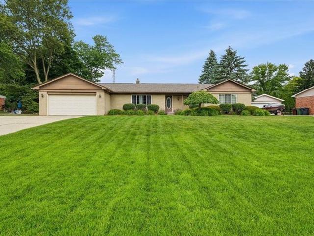 5191 Saint Richard Dr, Utica, MI 48316