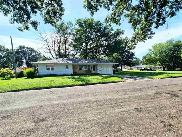 519 N 15th St, Sabetha, KS 66534