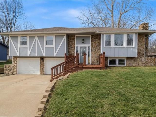 519 S Ridge Dr, Olathe, KS 66061