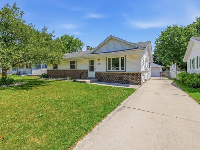 519 Scenic Dr E, West Bend, WI 53090