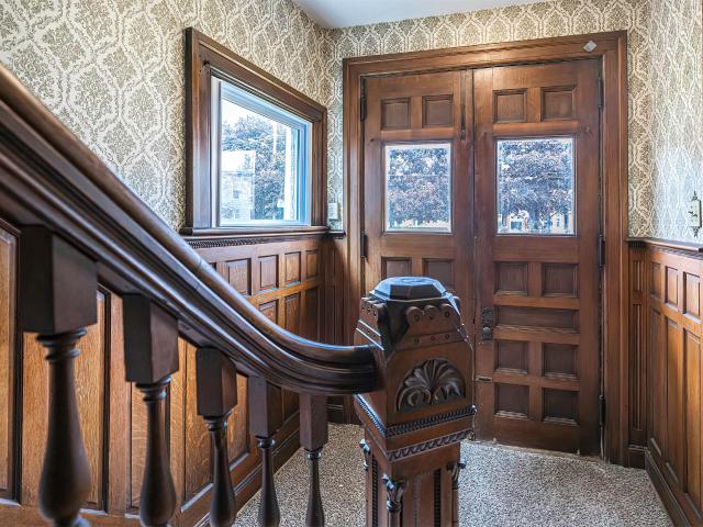 519 W 8TH Street