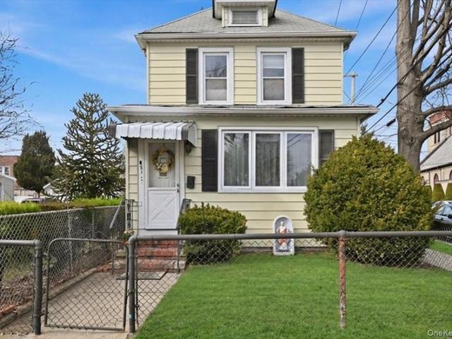 51 W Hitchcock Ave, Floral Park, NY 11001