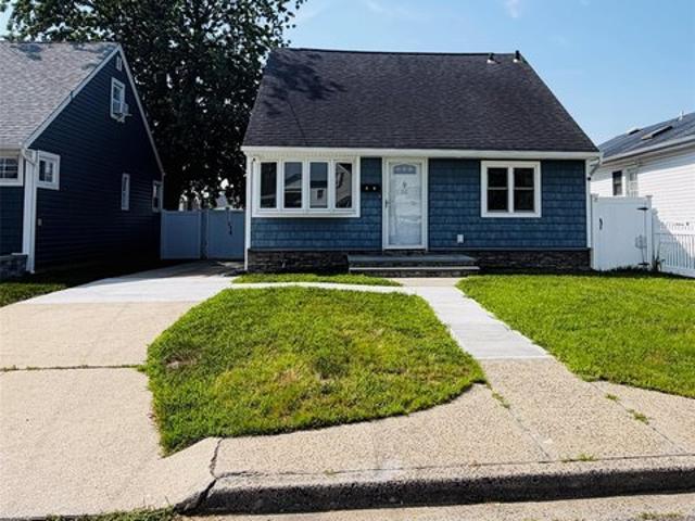 51 E Hollywood Ave, Lindenhurst, NY 11757