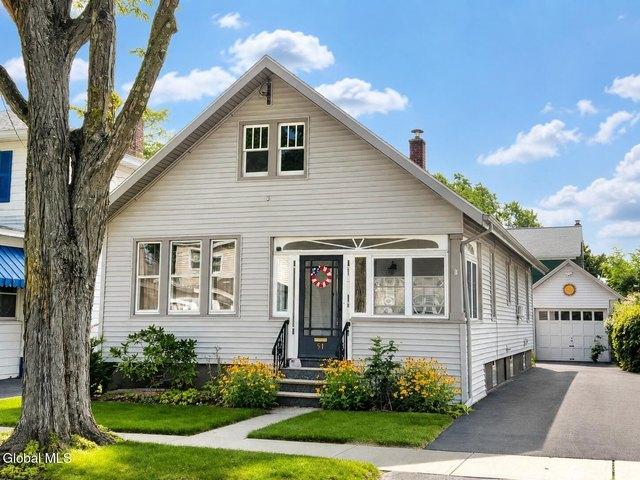 51 Edgecomb St, Albany, NY 12209