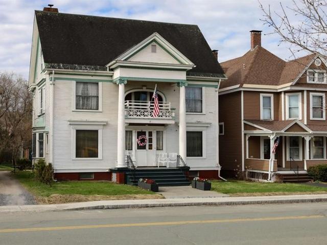 51 Maple St, Lyndon, VT 05851