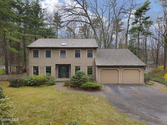 51 Robinwood Dr, Clifton Park, NY 12065