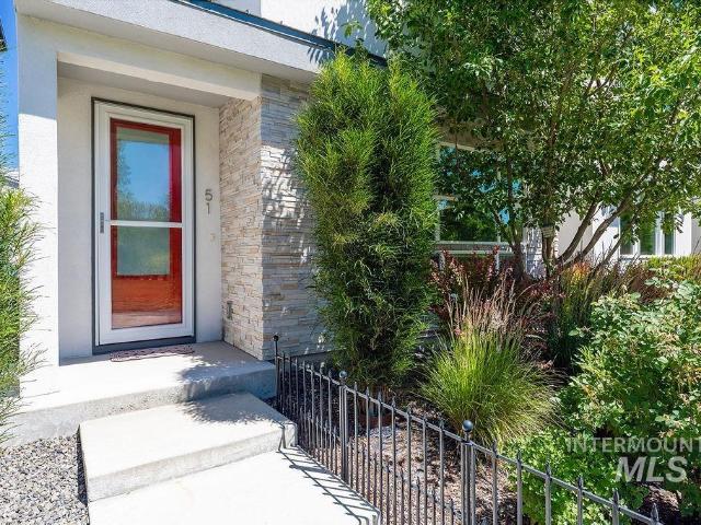 51 S Crestview Ave