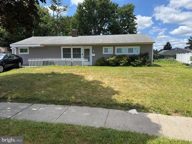 51 Serpentine Ln, Levittown, PA 19055