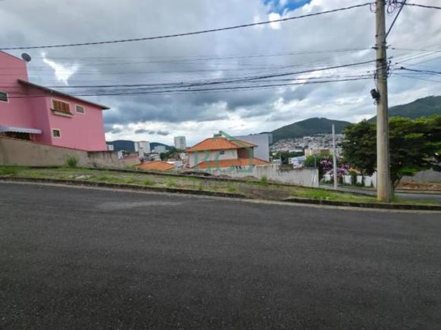 52052 Excelente terreno de esquina á venda no bairro Jardim Carolina em Poços de Caldas MG