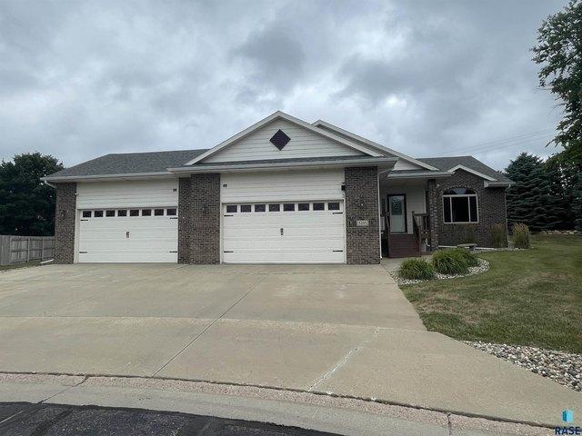 5205 S Summerfield Pl, Sioux Falls, SD 57108